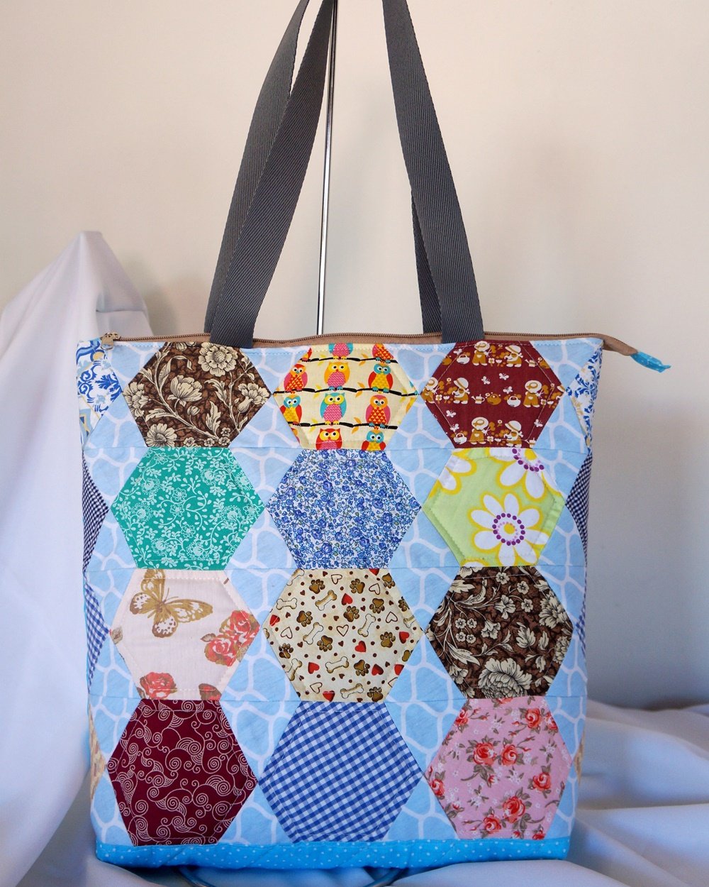 Bolsa com hexágonos patchwork - Atelier Lili Ponto a Ponto